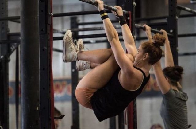 Knees to elbows: ¿cómo dominar las rodillas a los codos?